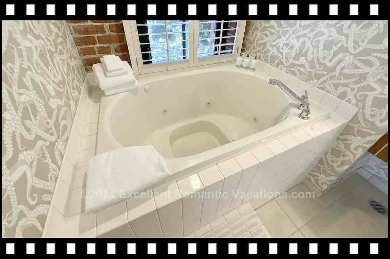Whirlpool Suite Videos - Our HD & 4K Hotel Jetted Tub Suite Videos